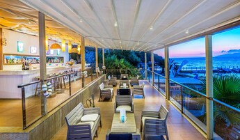 5 bares/lounges, 2 bares na praia, um bar junto à piscina 