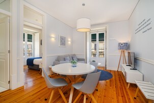 Apartamento superior, 1 quarto | Área de estar | TV de tela plana