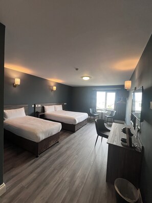 Secretária, Wi-fi grátis, roupa de cama fornecida 