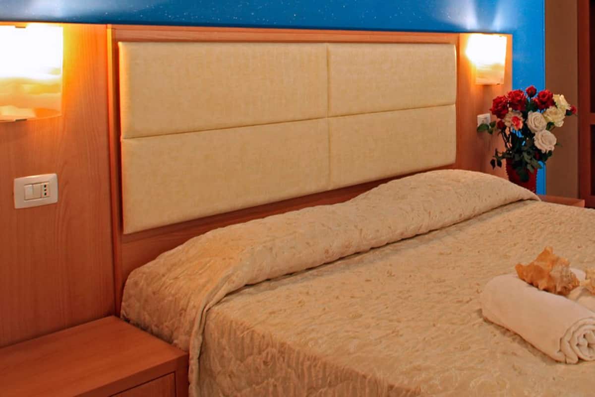 Quarto Duplo | Secretária, cortinas/cortinados opacos, Wi-fi grátis