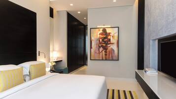 1 quarto, cofre no quarto, secretária