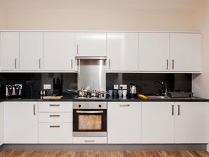 Geladeira grande, micro-ondas, fogão, cooktop