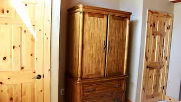 2 quartos, ferros/tábuas de passar roupa
