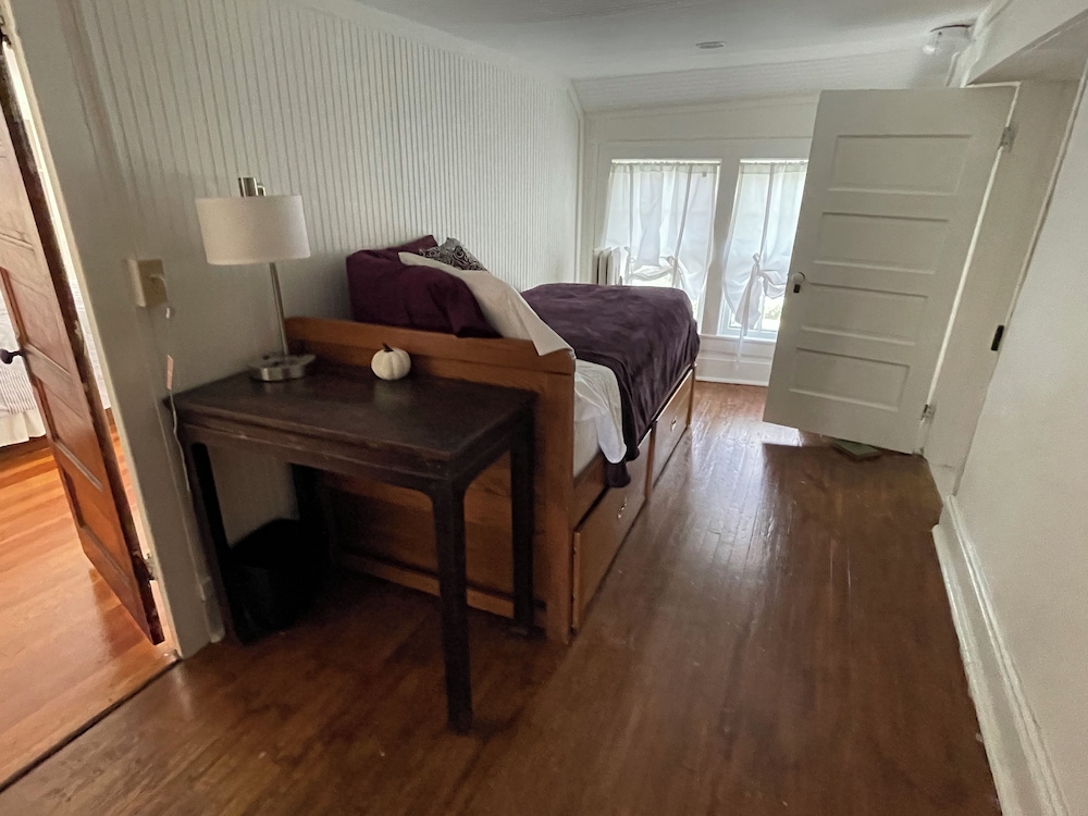Hillandale Farmhouse Circa 1774 - 6 Bedrooms, Sleeps 14, Newly Renovated - Virginia