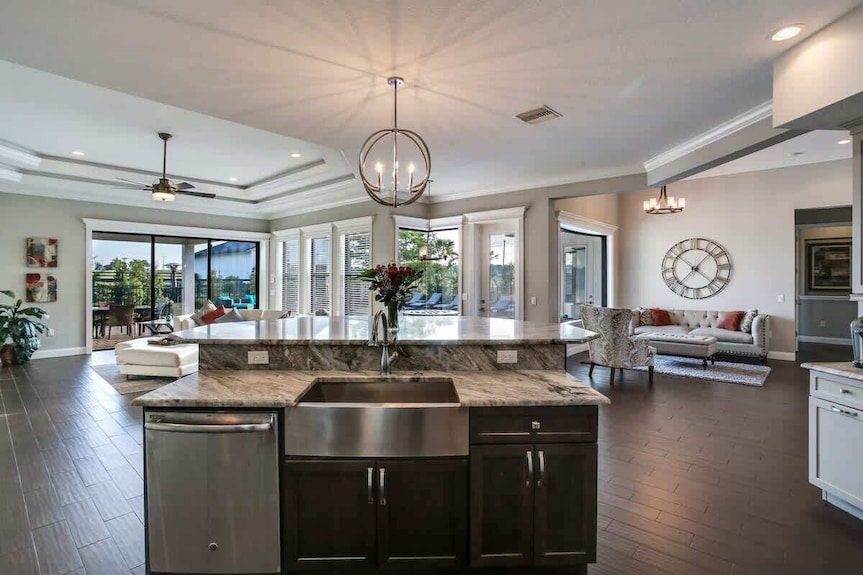 ¡Nuevo! Mansión Privada Frente Al Lago De Lujo Con Piscina / Jacuzzi Y Sala De Juegos En Superficie - Tampa, FL