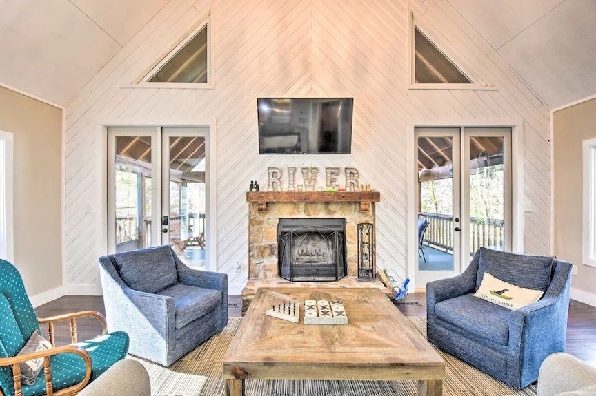 4 Br Updated House On Chattahoochee River! Fish, Swim, Tube, And Kayak All Day! - Cleveland, GA