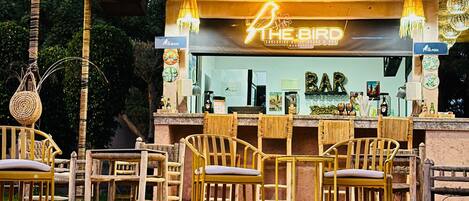 Piscina exterior, da(s) 9:00 à(s) 20:00, guarda-sóis, espreguiçadeiras