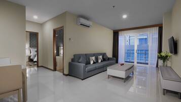 Apartamento, 3 quartos | Sala | Televisor LCD de 32 polegadas com canais por cabo, televisor