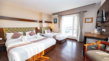 Quarto Familiar, varanda, Vista para a cidade | 1 quarto, roupa de alta qualidade, minibar, cofre no quarto