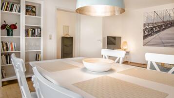 Apartamento Comfort, 1 quarto | Sala de estar | TV de ecrã plano