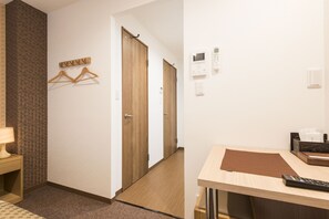 Quarto casal standard | 1 quarto, roupas de cama premium, cofres nos quartos, escrivaninha