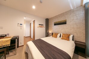 Quarto casal standard | 1 quarto, roupas de cama premium, cofres nos quartos, escrivaninha