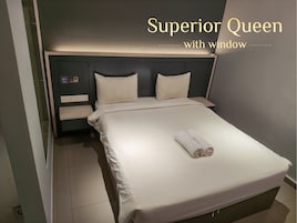 Quarto Superior (Queen with Window) | Cofre no quarto, secretária, ferro/tábua de engomar, Wi-fi grátis