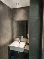 Quarto Superior (Queen with Window) | Casa de banho | Um polibã, artigos de higiene pessoal grátis, um secador de cabelo