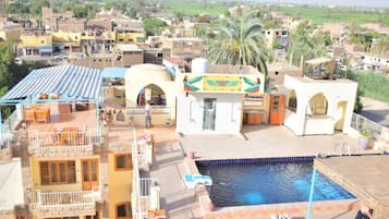 Piscina exterior, da(s) 9:00 à(s) 18:00, guarda-sóis