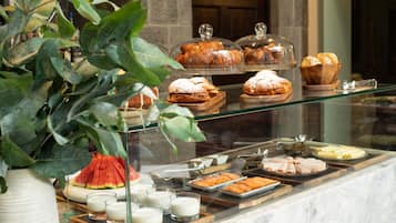 Café da manhã com buffet grátis todos os dias