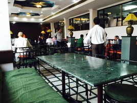 Café da manhã com buffet todos os dias (INR 525 por pessoa) 