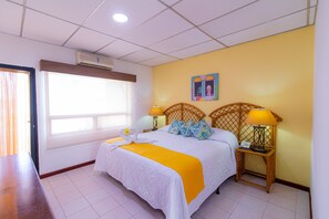 Quarto Standard, 1 cama king-size | Cofre no quarto, secretária, Wi-fi grátis, roupa de cama fornecida 