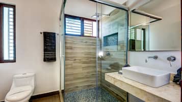 Casa, 4 quartos, piscina privativa | Duche na casa de banho
