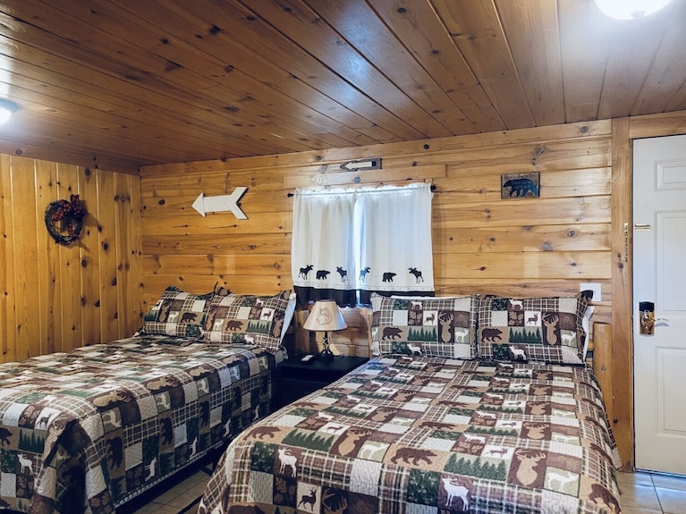 Wolf Den At The Black Bear Inn! Satellite, Wifi, Near River & Hiking Trails! - Michigan