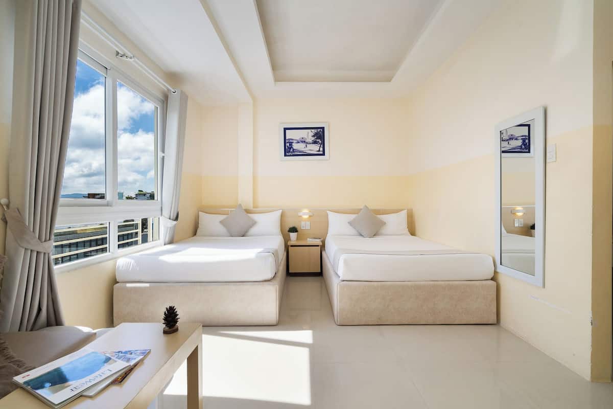 Quarto Quádruplo de Luxo | Minibar, secretária, quartos insonorizados, Wi-fi grátis