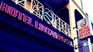 Placa do Hotel Lintas Plaza, com design moderno e logotipo em destaque.