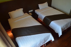 Frigobar, escrivaninha, ferros/tábuas de passar roupa, Wi-Fi de cortesia