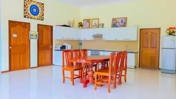 4-Bedroom with Private Pool | Opções para refeição no quarto