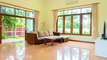 4-Bedroom with Private Pool | Sala de estar | TV LCD