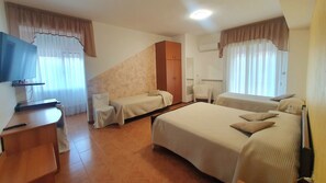 Quarto quádruplo | Frigobar, cofres nos quartos, escrivaninha, berços (sobretaxa)