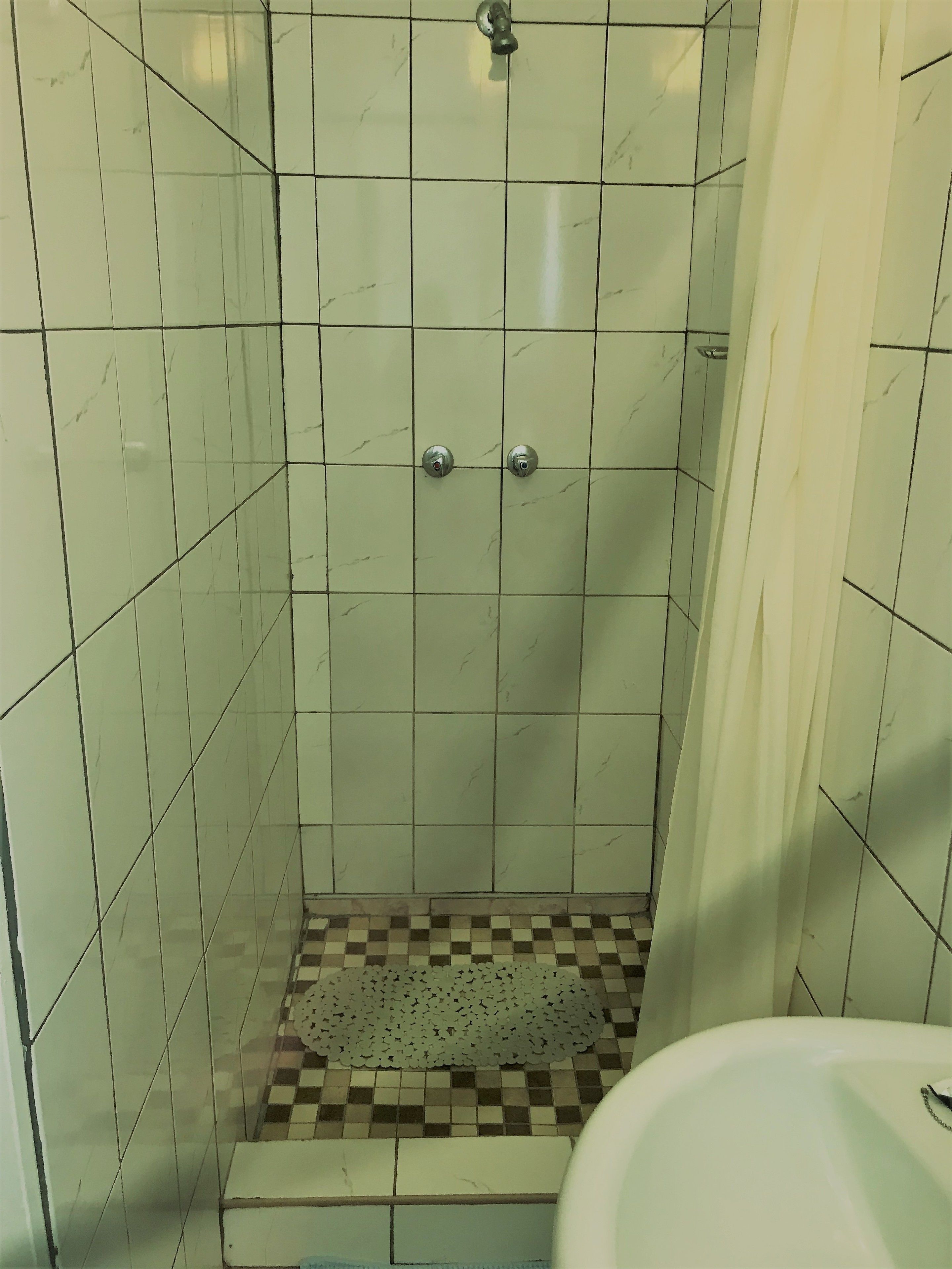 Standard Double room | Banheiro | Chuveiro, produtos de toalete grátis, toalhas de banho 
