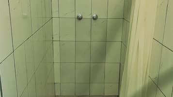 Standard Double room | Banheiro | Chuveiro, produtos de toalete grátis, toalhas de banho