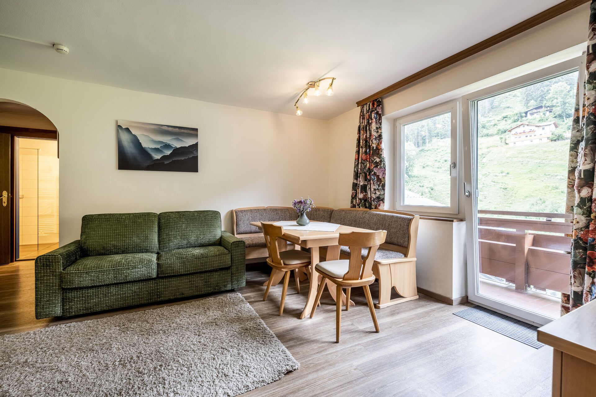 Apartamento, 3 quartos, varanda, vista para a montanha | Refeições no quarto