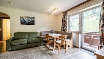 Apartamento, 3 quartos, varanda, vista para a montanha | Refeições no quarto