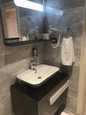 Suite Deluxe, 1 quarto, não fumadores | Lavatório na casa de banho