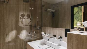 Casa de banho moderna com um espelho grande, duas pias e área de duche.