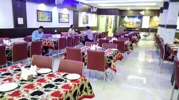 Café da manhã, almoço e jantar; culinária indiana