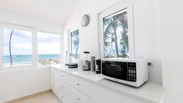 Villa Deluxe, 4 quartos, vista para o oceano, em frente à praia | Kitchenette privada | Um frigorífico, um micro-ondas, uma placa de cozinha