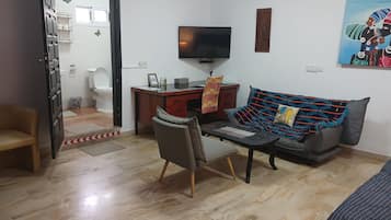 Quarto duplo luxo | Área de estar | TV de tela plana 32 polegadas com canais via satélite, TV