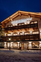Um edifício de vários andares com uma placa que diz "GASTHOF GOLDENER STERN RESTAURANT CAFE KONDITORIE".