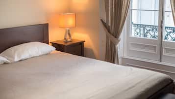 Quarto casal básico, 1 quarto, vista para a cidade | 1 quarto, Wi-Fi de cortesia, roupa de cama