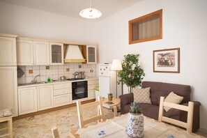 Apartamento família (Casa Siciliana 16) | Cozinha privada | Geladeira, cafeteira/chaleira