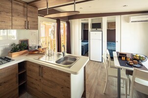 Trailer luxo, 3 quartos (Beach Access Included) | Cozinha americana privada | Geladeira, cooktop, talheres/pratos/utensílios de cozinha
