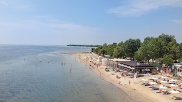 Areia branca, bar na praia
