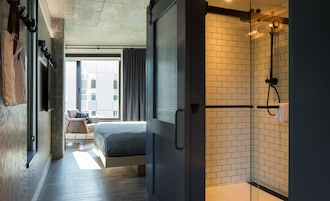 Secretária, cortinas/cortinados opacos, ferro/tábua de engomar 