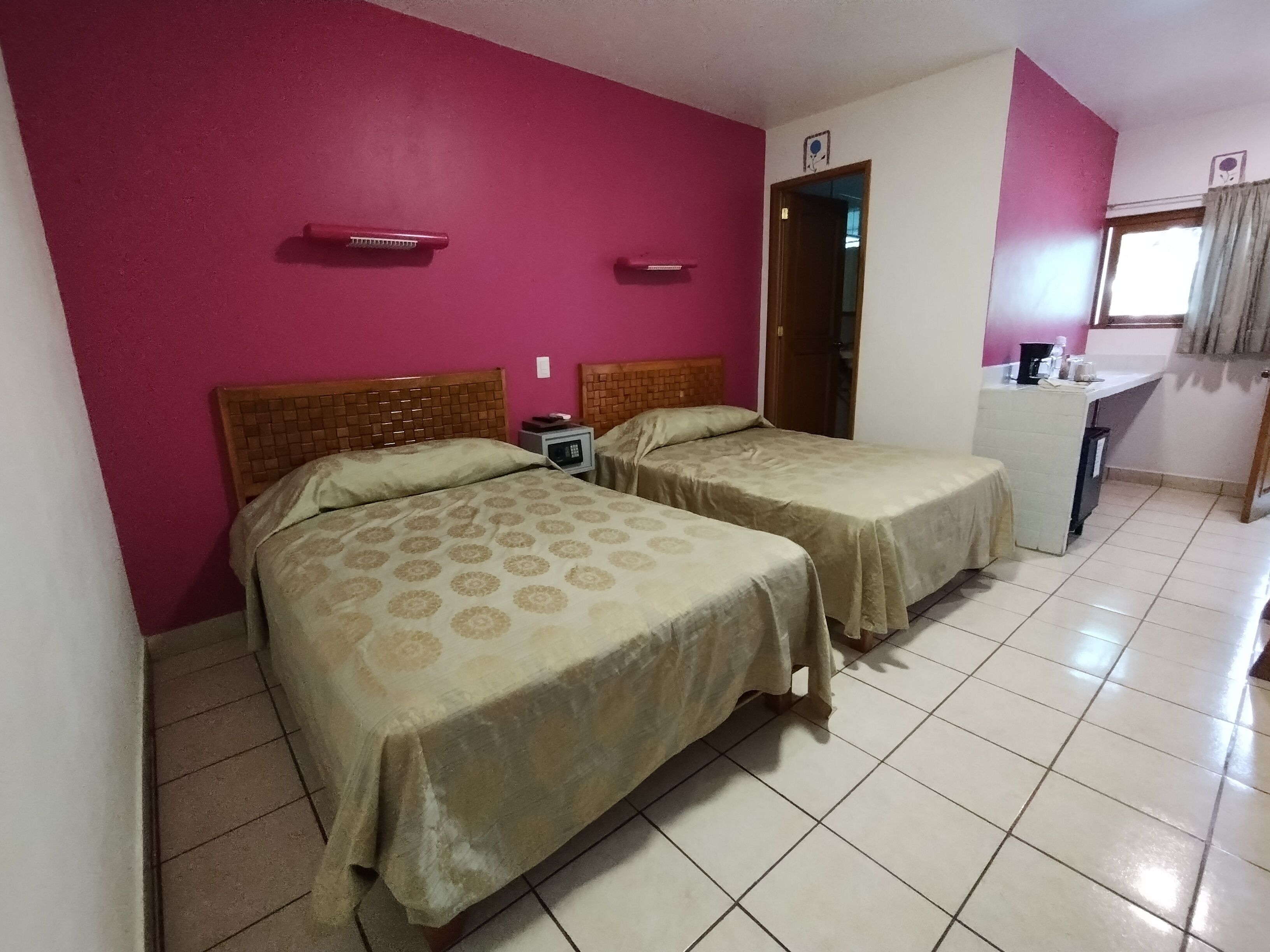 Quarto casal standard, 2 camas de casal | Frigobar, cofres nos quartos, cortinas blackout