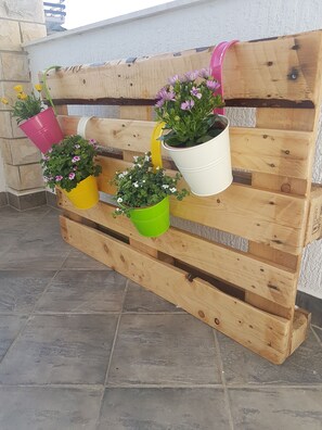 Um banco de madeira com plantas em vasos.