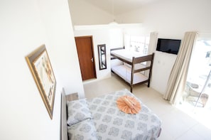 Quarto superior | Frigobar, cortinas blackout, Wi-Fi de cortesia, roupa de cama