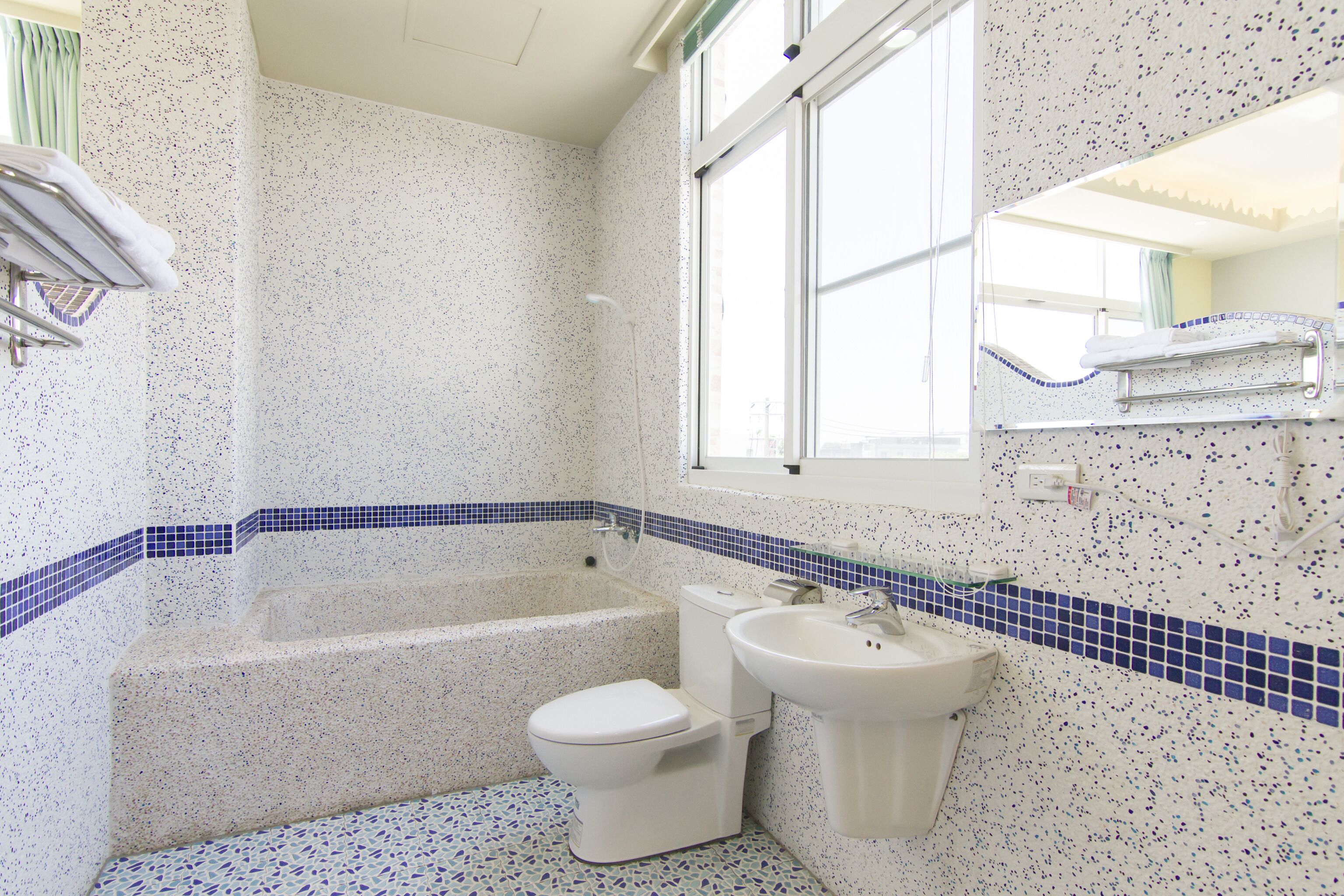 Quarto Duplo Lua de Mel | Casa de banho | Um polibã, artigos de higiene pessoal grátis, um secador de cabelo 