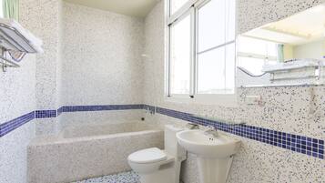 Quarto Duplo Lua de Mel | Casa de banho | Um polibã, artigos de higiene pessoal grátis, um secador de cabelo